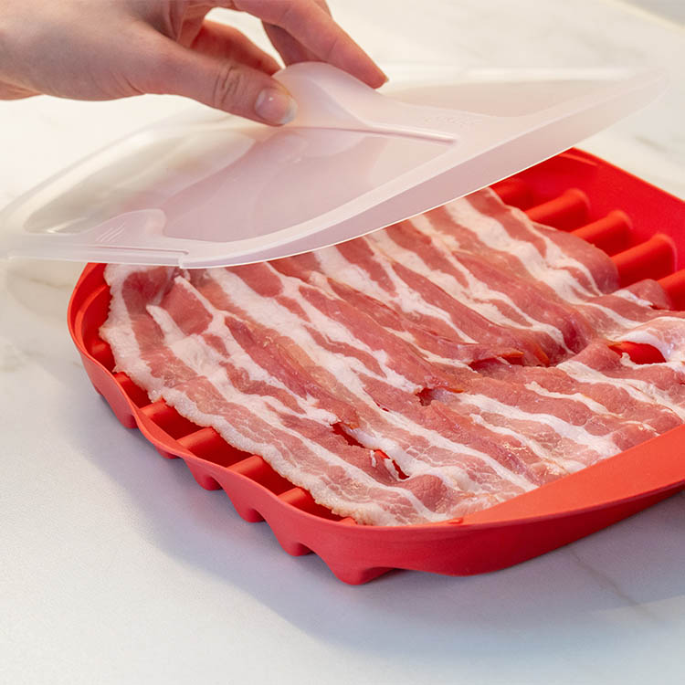 Stek bacon i mikron på en baconbricka | SmartaSaker