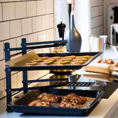 Foldable baking tray storage